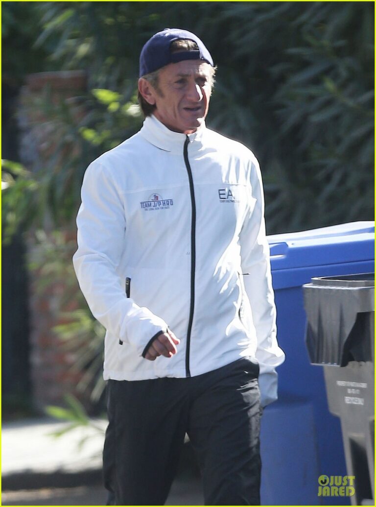Sean Penn height, Weight and Physical Measurements - CeleHeights